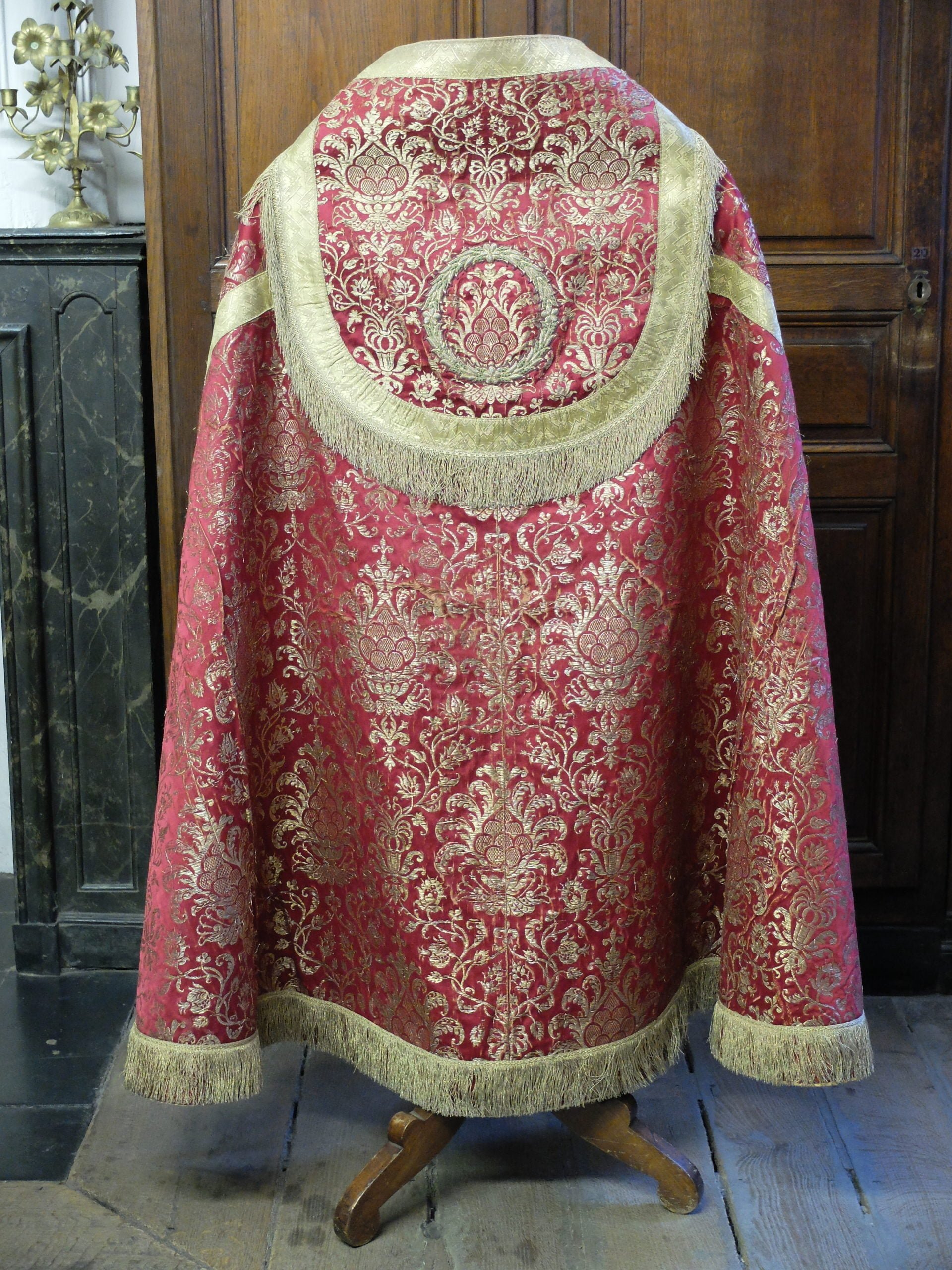 Comprendre le sens des vêtements liturgiques et leurs couleurs - CIPAR ...